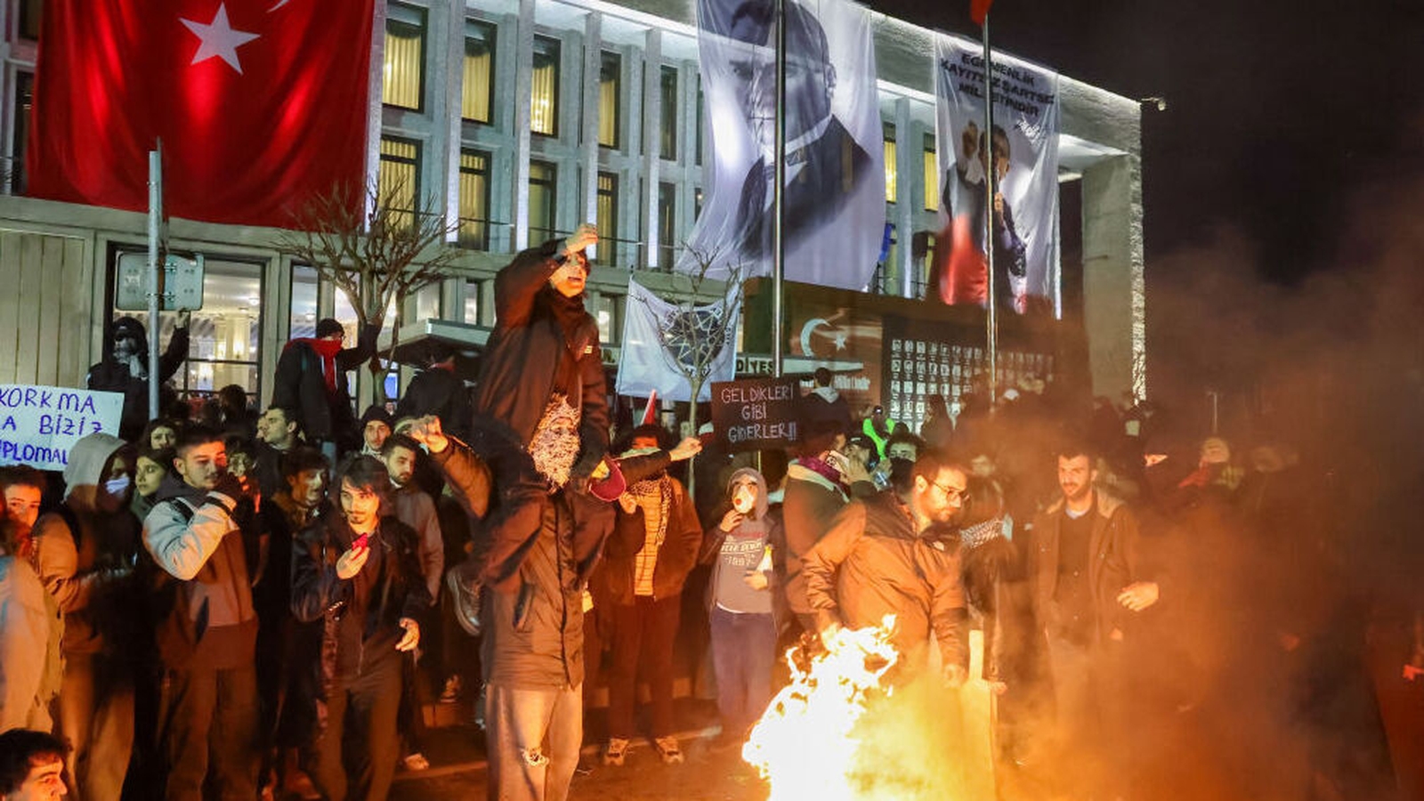 Turks protest, opposition defiant over mayor's detention