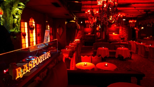 Early club nights for mothers attract crowds in France