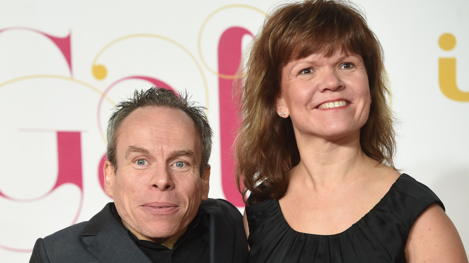 La esposa de Warwick Davis, Samantha, 'murió de paro cardíaco' - Notiulti
